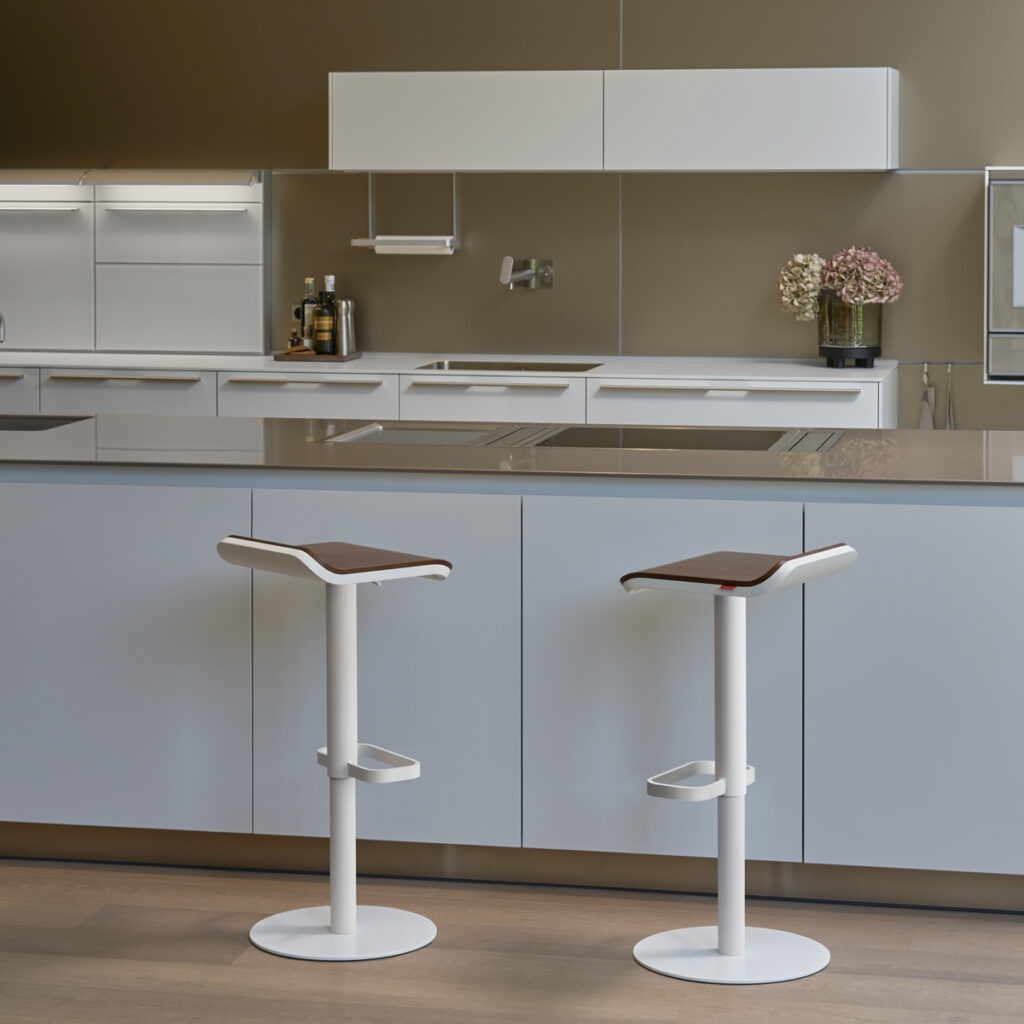 Barhocker modern dank Kombination aus Metall und Holz- Moree.de